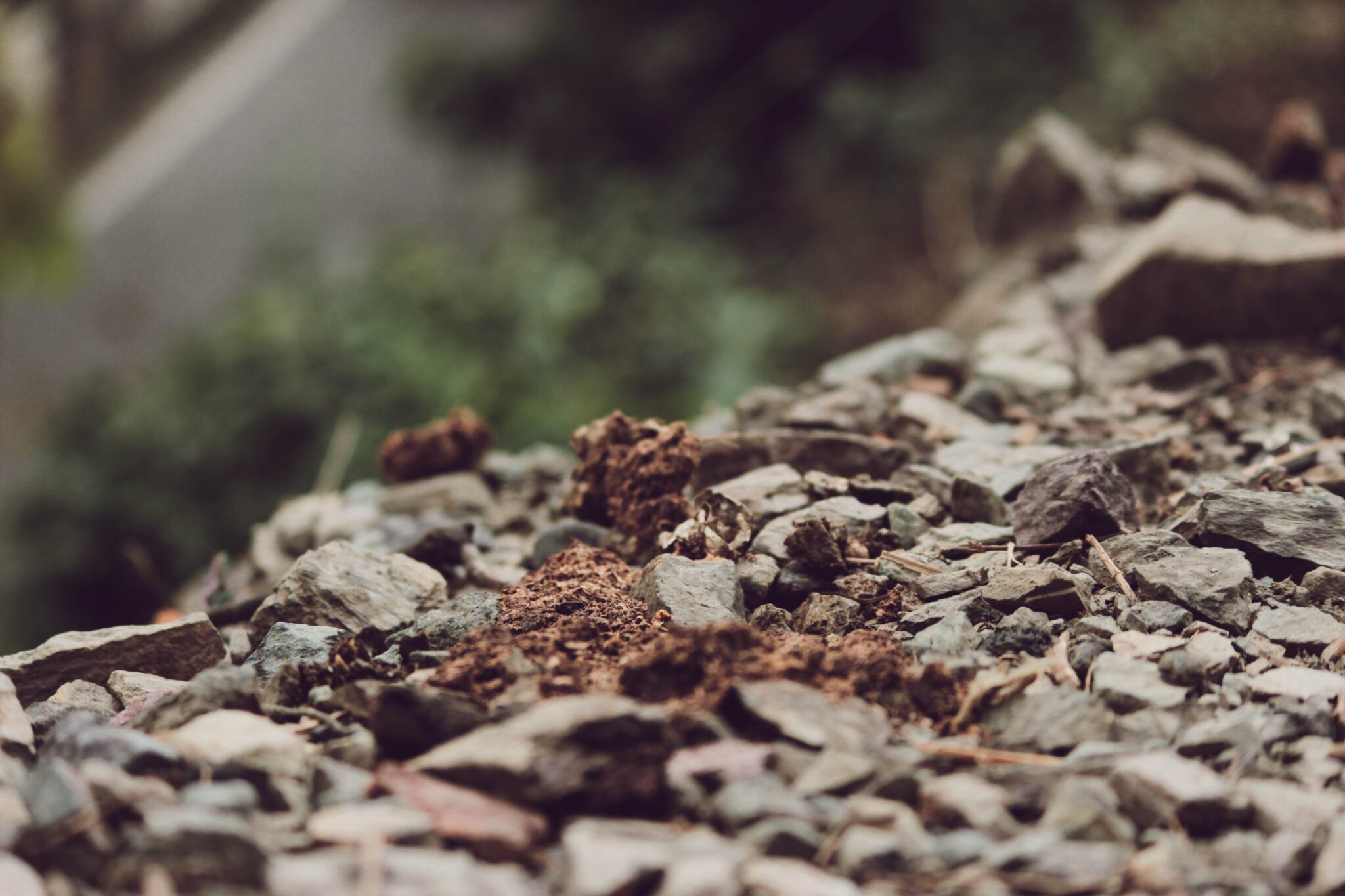 防犯砂利のデメリット！意味ない？ホームセンターでも買える！効果を徹底解説 | Terazlog-おうちの防犯対策をご紹介-